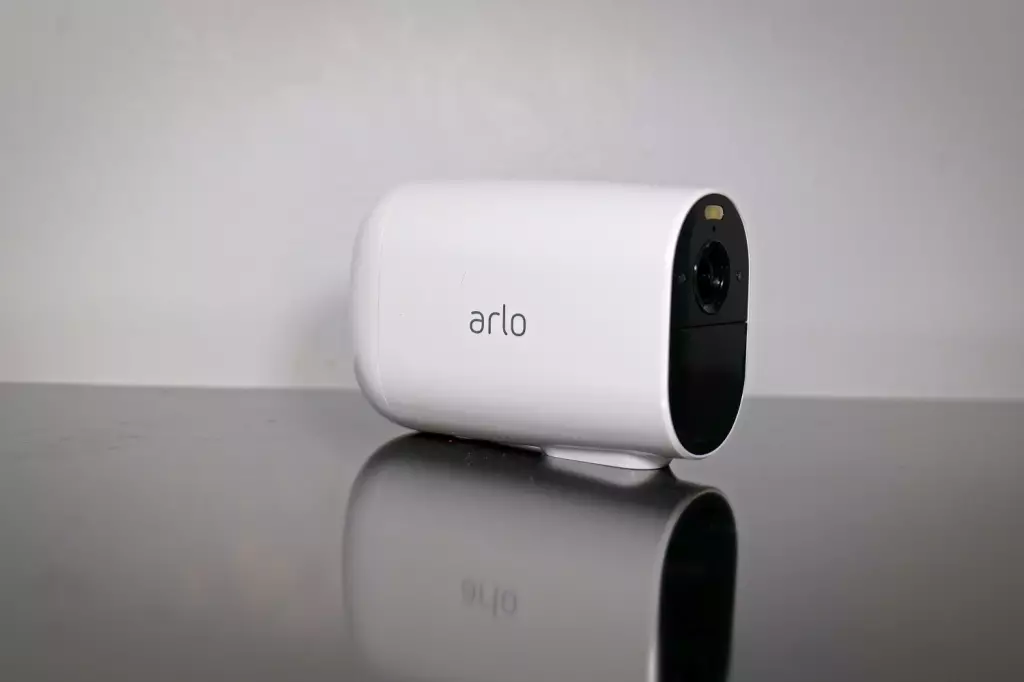 SPY patikrinta „Arlo Spotlight“ apsaugos kamera šiandien kainuoja 80 USD – prenumerata nereikalinga