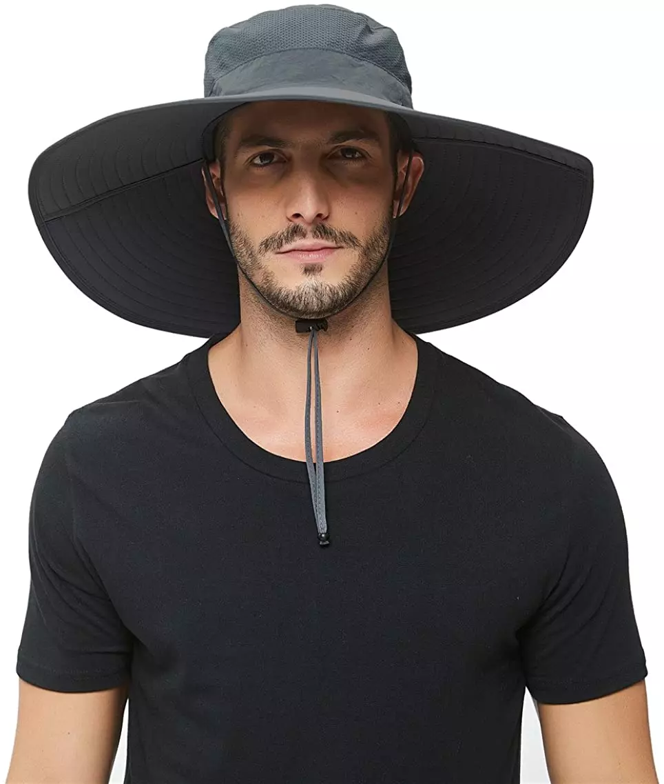 Man dra HLLMan Super Wide Brim Sun Hat, sonhoede vir mans