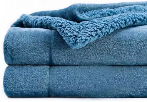 plavi plišani pokrivač