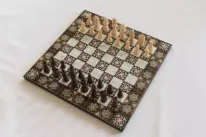 Trämosaikmönstrat schackset, bästa schackset