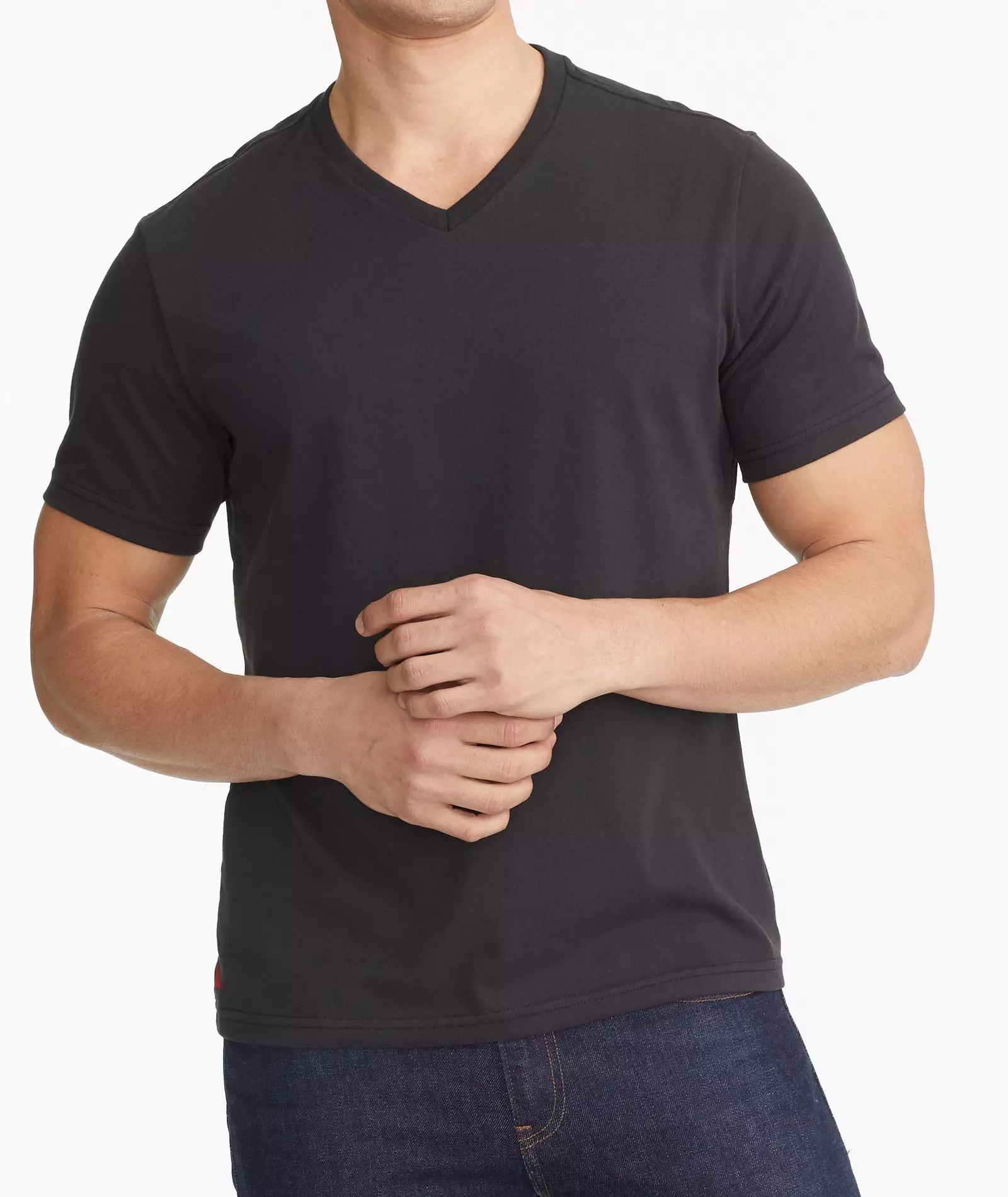 Мужчына носіць футболку Untuckit Ultrasoft з V-вобразным выразам