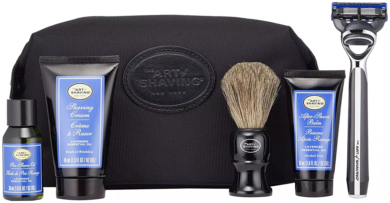 Ang Art of Shaving Travel Shaving Kit para sa mga Lalaki sa lavender sa harap ng dopp kit