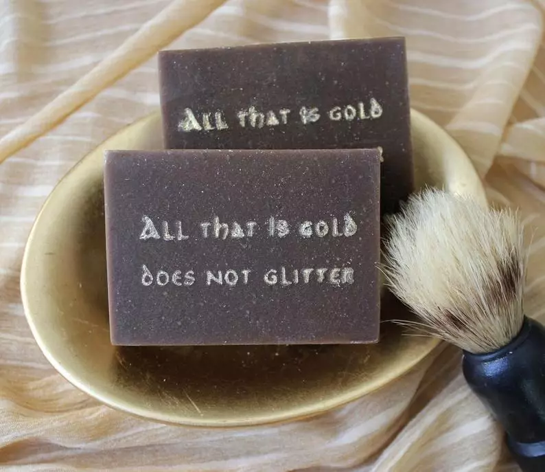 A-MacBath-Aragorms-borotválkozás-kecsketejes-szappan, a legjobb ajándék könyvbarátoknak