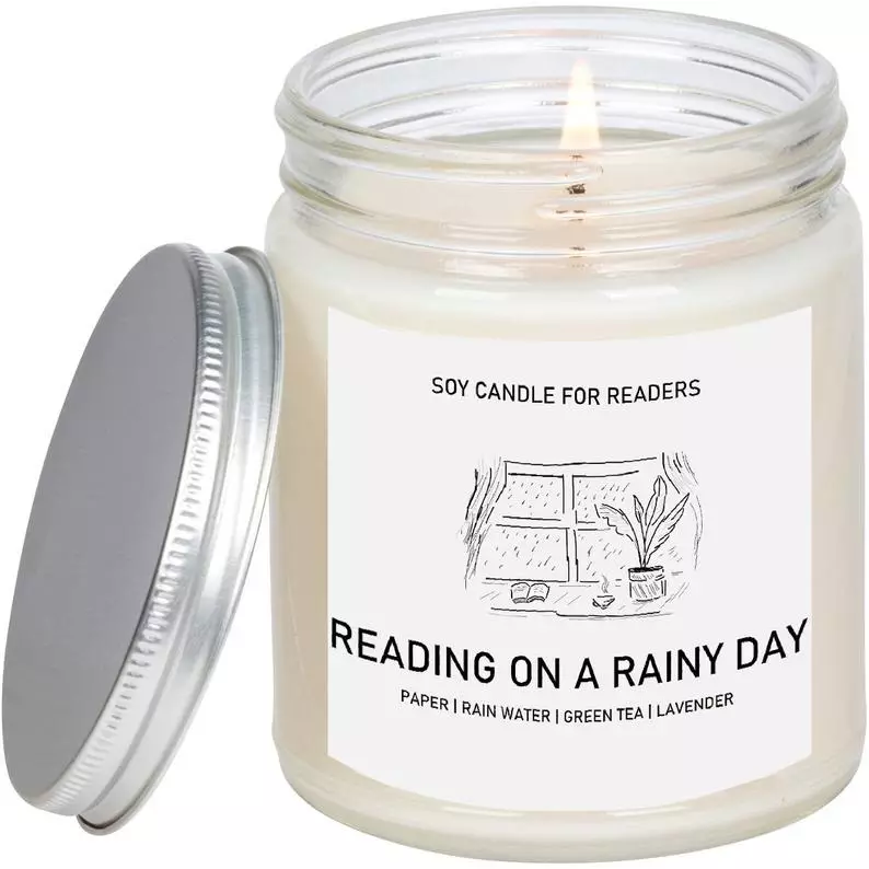 شمعة القراءة على شمعة يوم ممطر