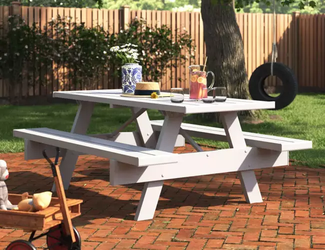 Estas mesas de picnic al aire libre le brindan espacio para sentarse y socializar en cualquier época del año