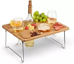 ტირინია გარე ღვინის პიკნიკის მაგიდა