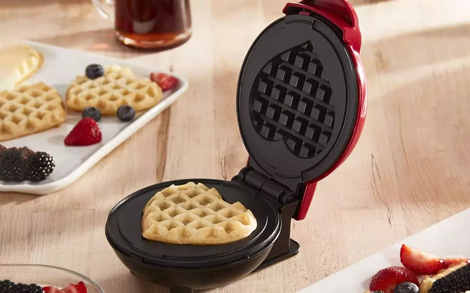 una macchina per waffle a forma di cuore