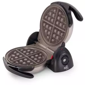 il-presto flip waffle maker bilqiegħda miftuħa fuq sfond abjad, l-aħjar waffle makers