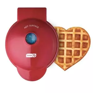 un waffle a cuore rosso con un waffle a forma di cuore seduto accanto ad esso su uno sfondo bianco, i migliori waffle maker