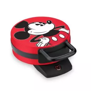 Pembuat Wafel Merah Mickey Mouse Disney pada latar belakang putih, pembuat wafel terbaik