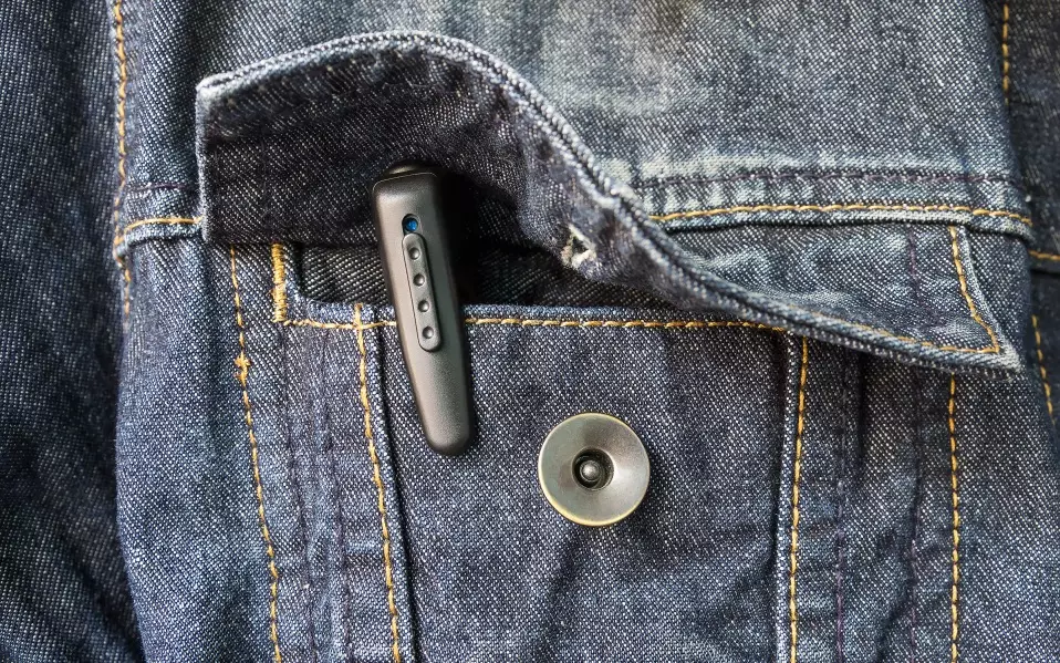 skrivena špijunska olovka u džepu na prsima