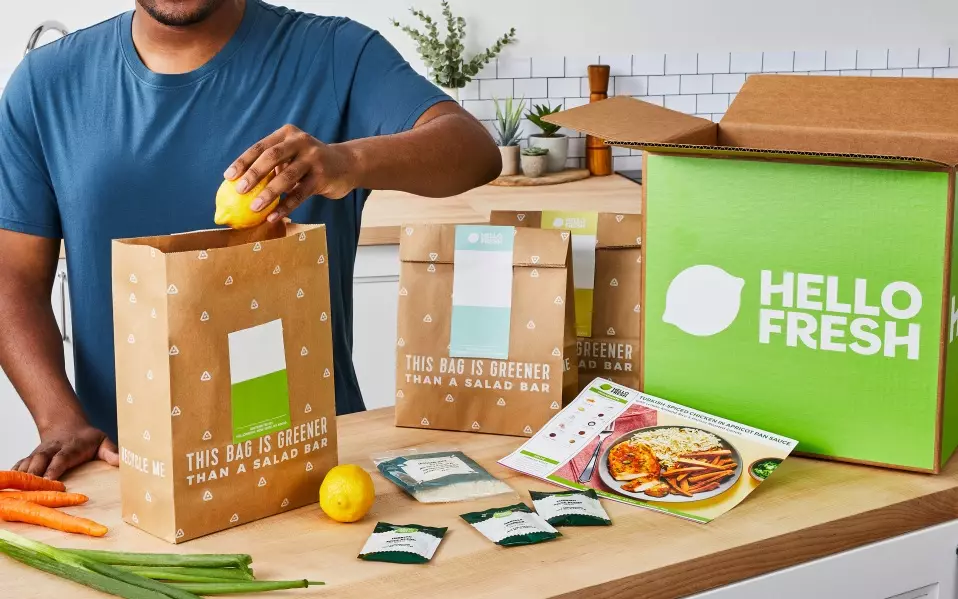 mann som åpner hellofresh måltidssett