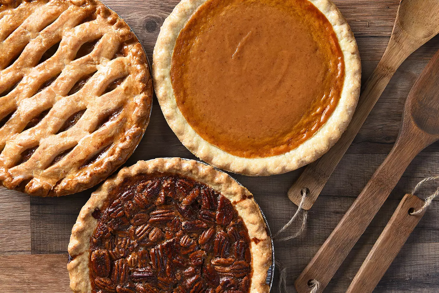 overhead view ng tatlong pie, pecan pie, apple pie at pumpkin pie, na napakaswerte