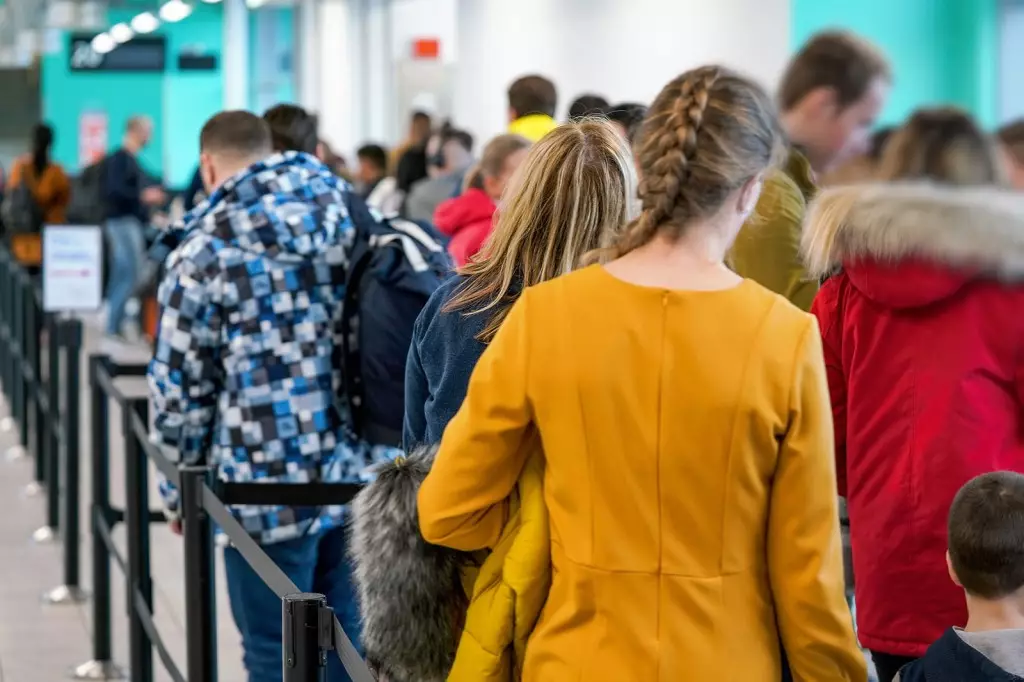 لوگ ہوائی اڈے پر قطار میں کھڑے ہیں۔
