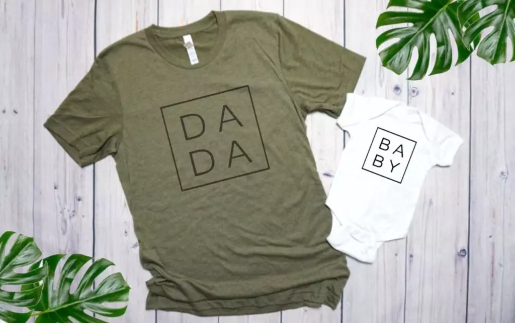 minimalistiske Dada og Baby matchende skjorter