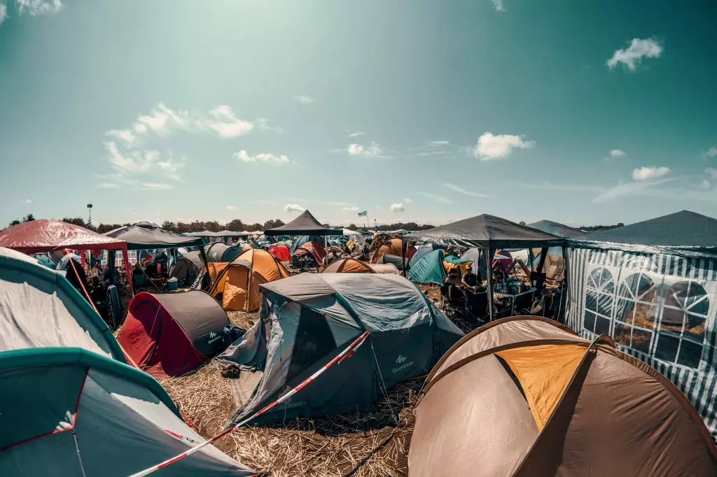 Eu acampo em um festival de música todos os anos: aqui estão os fundamentos de acampamento do festival que eu não posso viver sem