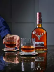 រូបថតរបស់ The Dalmore bottle and glass