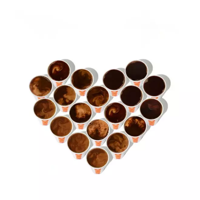 डंकिन डोनट्स कॉफी कप दिल के आकार में