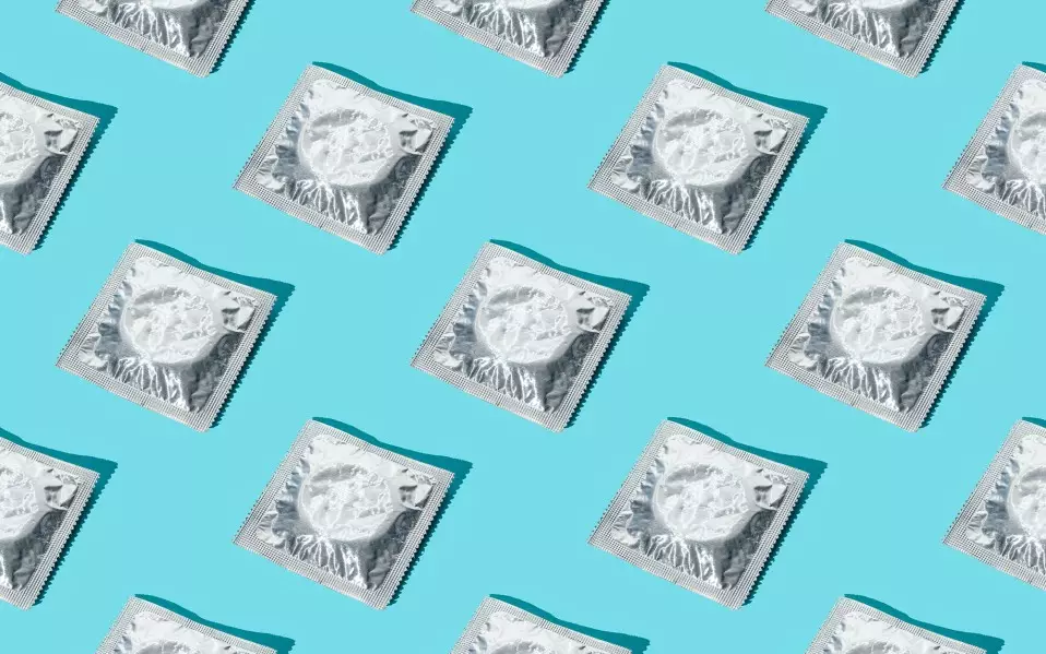 emballages de préservatif sur fond bleu