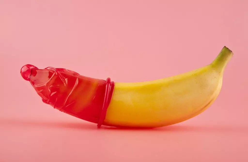 czerwona prezerwatywa na bananie