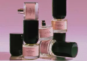 Хөвгүүн Cologne de Parfum үнэртэж байна