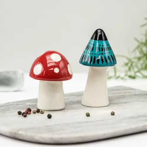 ເກືອ toadstool ແລະ shakers pepper