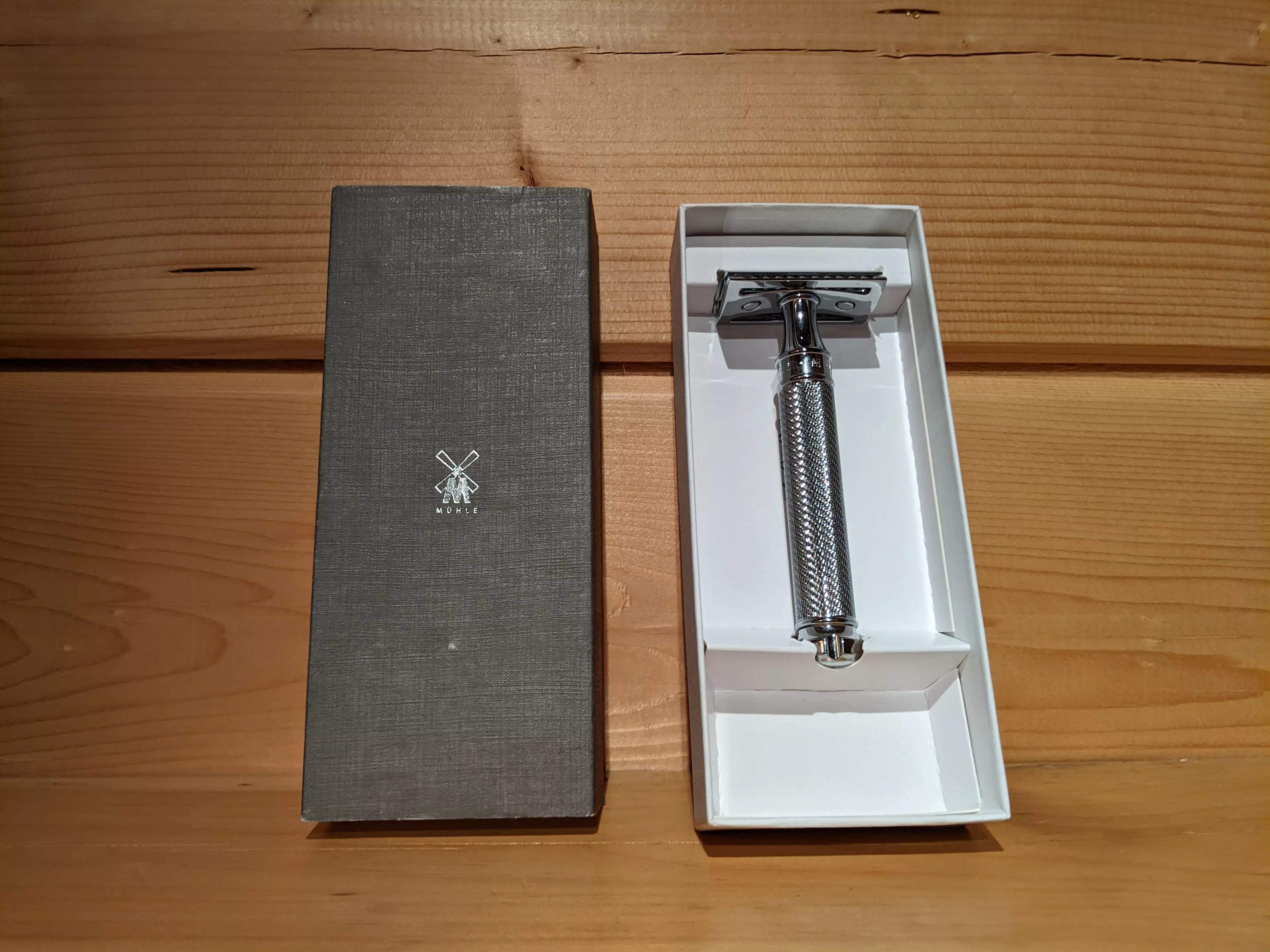 Mühle Traditional Chrome 'Twist' Closed-Comb Safety Razor i kartong