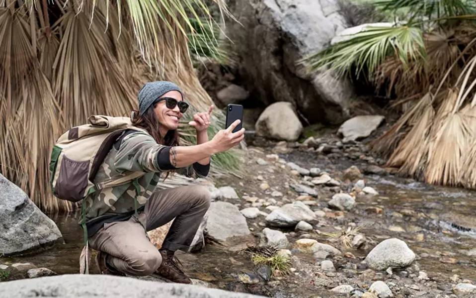 mężczyzna w inteligentnych okularach robi selfie