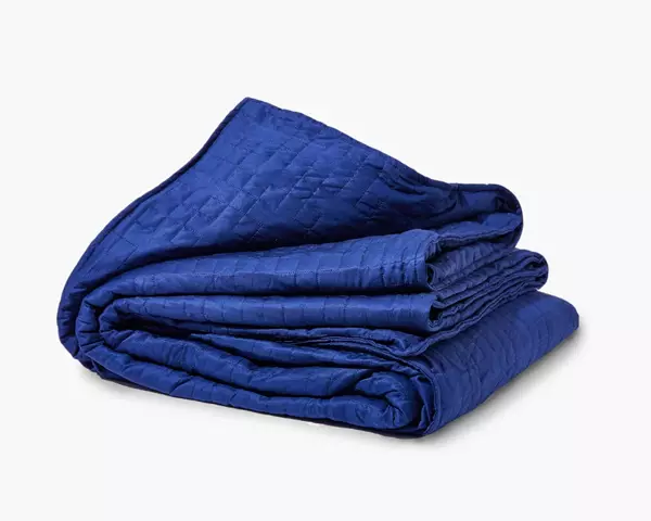 chladiaca zaťažená deka v modrej farbe