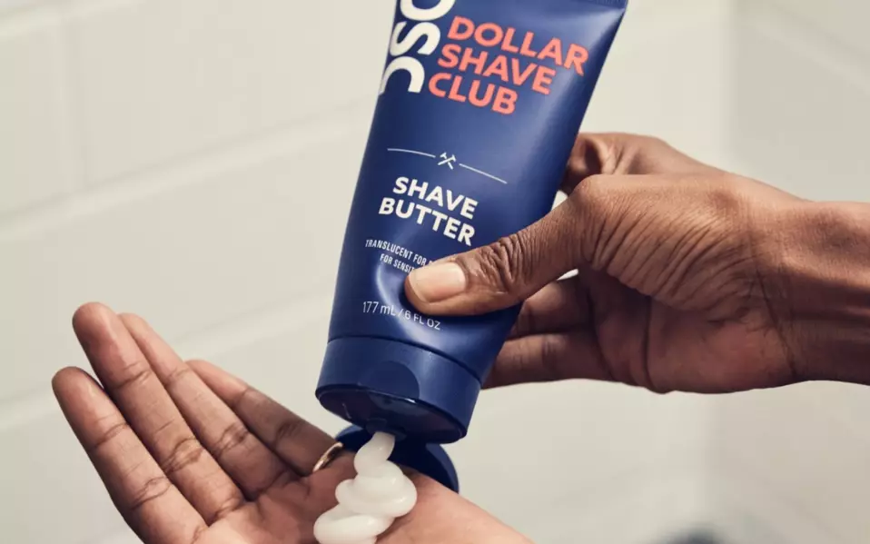 Lelaki memicit Dollar Shave Club Shave