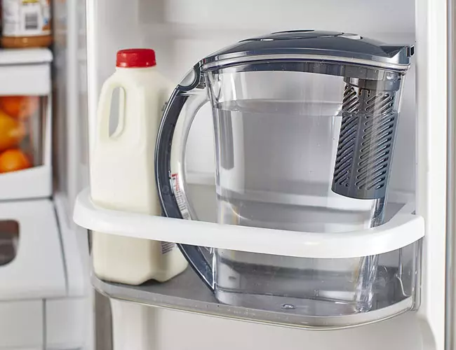 在冰箱裡放一個水罐讓保持水分變得輕而易舉