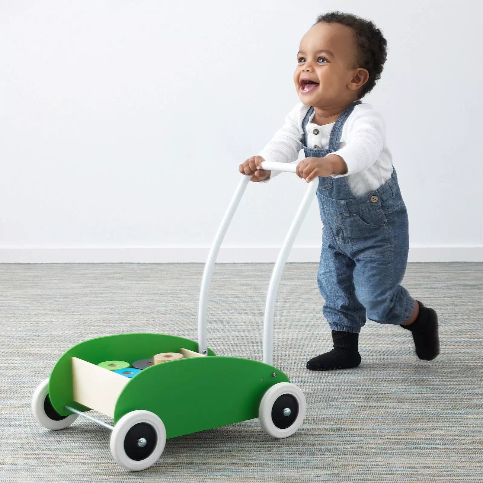 Ikea-mula-toddle-wagon-walker-vert-avec-tout-petit-l'utilisant