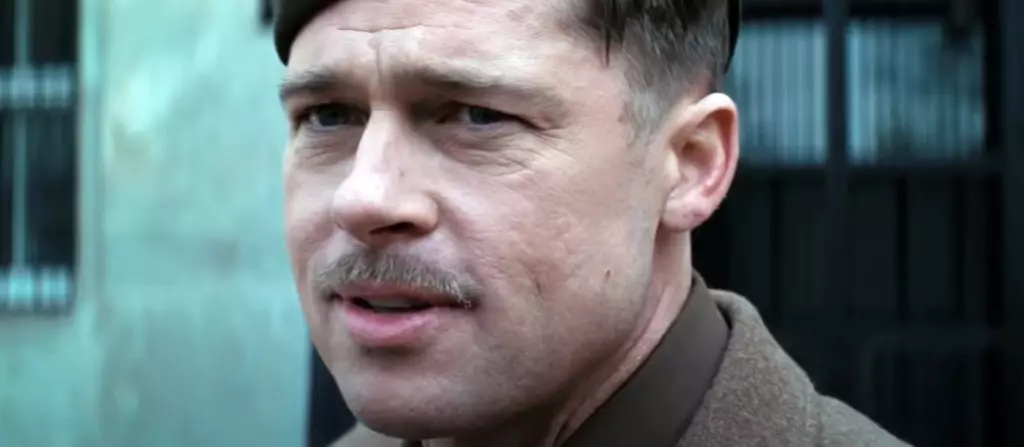 Brad Pitt noszący ołówkowe wąsy
