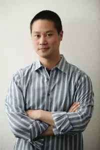 Potret berita kasut Tony Hsieh