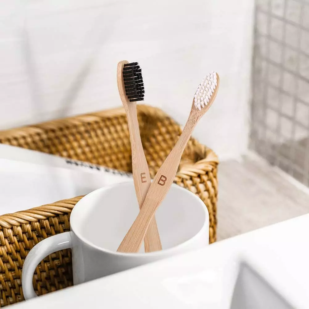 Pulisci i denti con uno spazzolino ecologico che aiuta a ripulire l'ambiente
