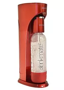 un fabricant de refrescs drinkmate en vermell que treballa per fer una ampolla de refresc, els millors fabricants de refrescs