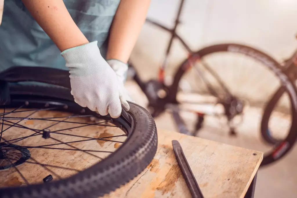 como trocar um pneu de bicicleta