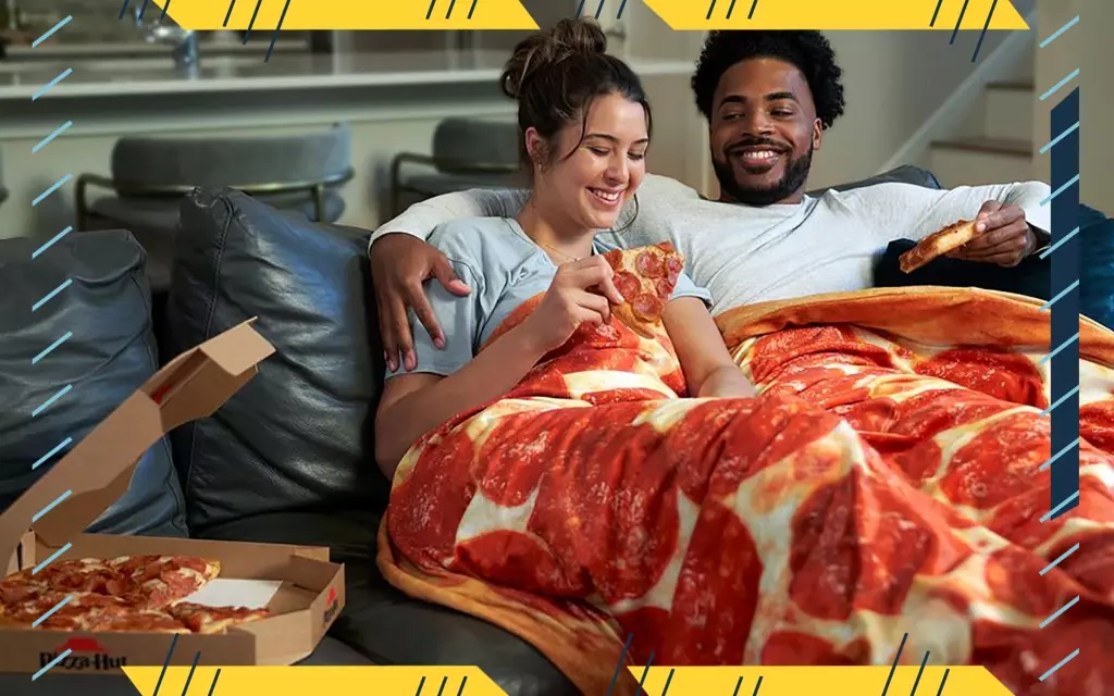 Panas dan Siap? Selimut Gravitasi Pan Tertimbang Asli Pizza Hut adalah Hadiah Kentang Sofa 2020 yang Sempurna