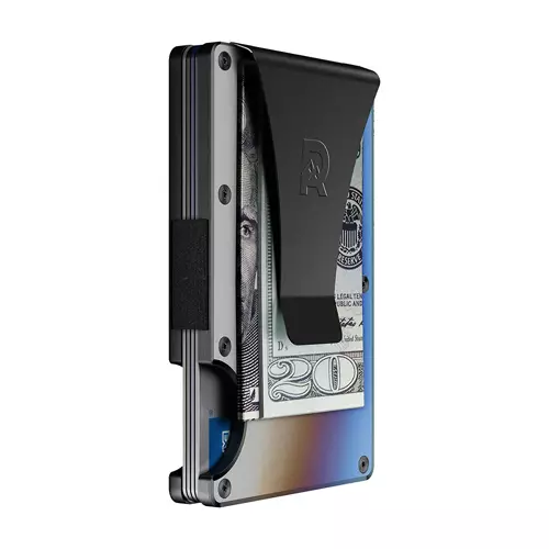 The Ridge Slim Minimalist RFID Titanium Metal Wallet com clipe de dinheiro anexado segurando dinheiro