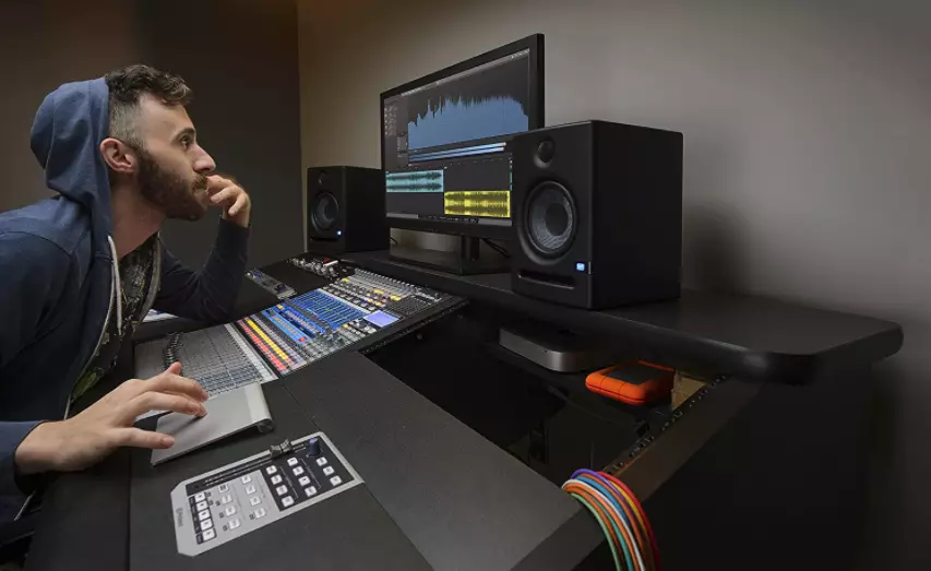 guy at studio mixing muzyk mei help