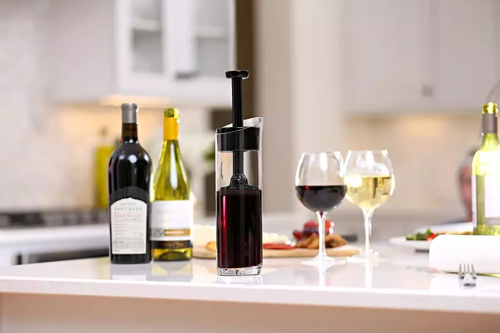 使用葡萄酒保存器保持葡萄酒品尝新鲜数周甚至数月