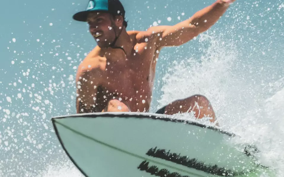 Kaiola Surf hat man surfing