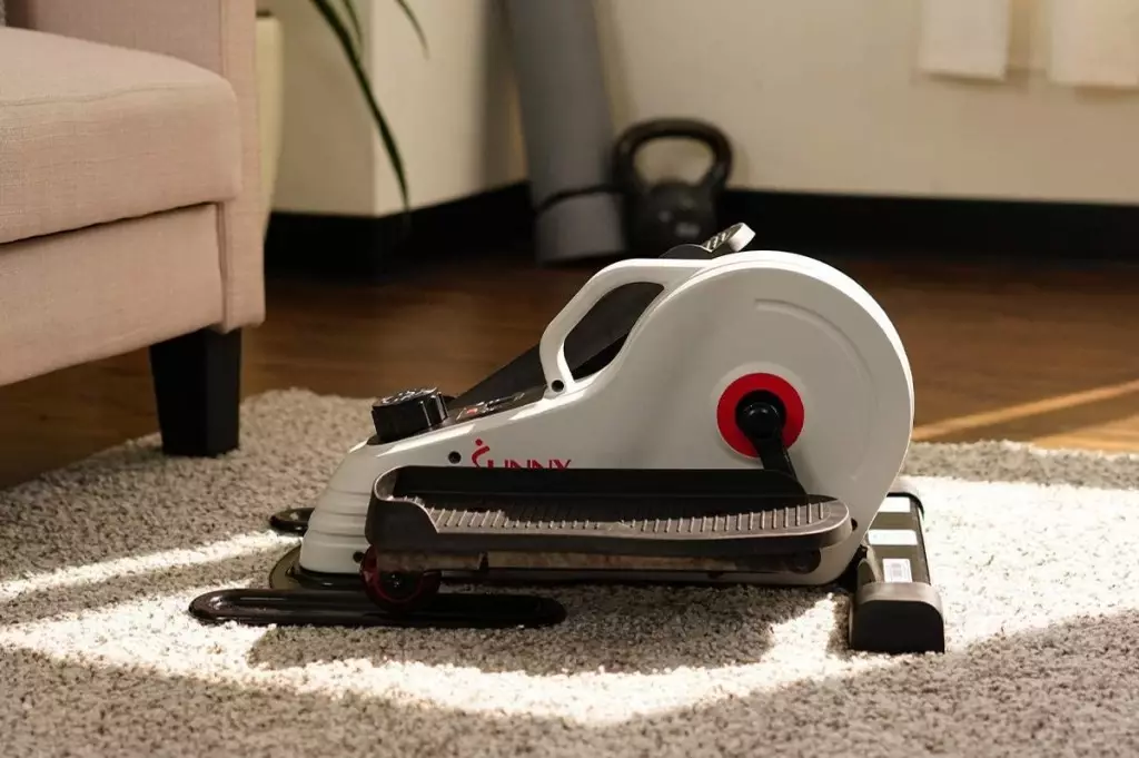 Een elliptische machine onder het bureau kan u helpen fit te blijven terwijl u wacht tot de zoomvergaderingen zijn afgelopen