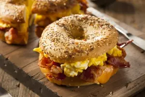 I-Hearty Breakfast Sandwich ku-Bagel