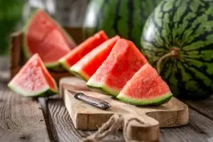 Watermelon ya kitamu na safi katika siku ya jua