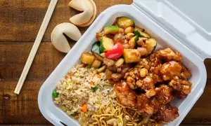 kichina take out na wali wa kukaanga na general tsos kuku juu ya meza panorama