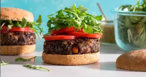 Burgera Sun Basket l=sipër me marule dhe domate me sfond blu