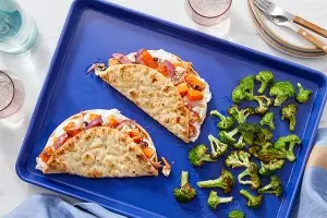 два сандвича и зеленчуци върху синя чиния