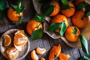 Shërbim shpërndarjeje frutash, mandarina në një tavolinë druri