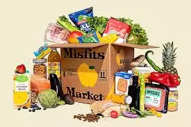 Usługa dostawy owoców. Misfits Market owoców i produktów na jasnożółtym tle